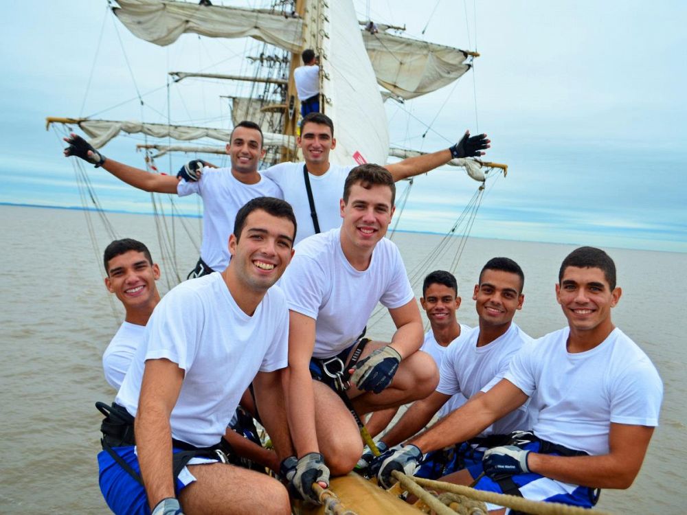 Aspirantes da Escola Naval embarcam no Navio Veleiro “Cisne Branco ...